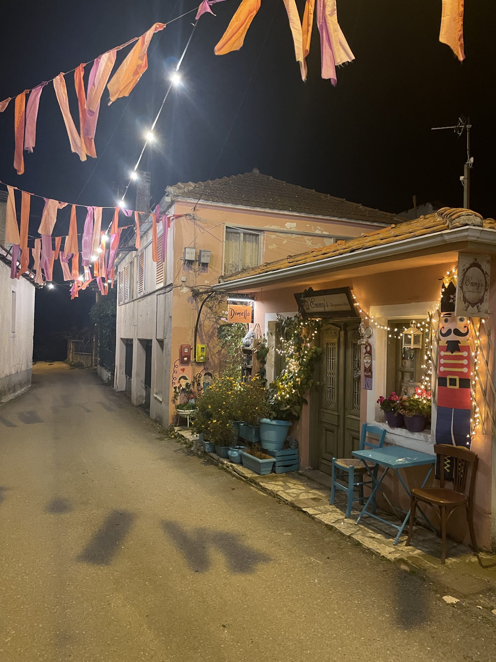 Πώς είναι να μένεις σε ξύλινη καμπίνα στο δάσος της Παύλιανης;