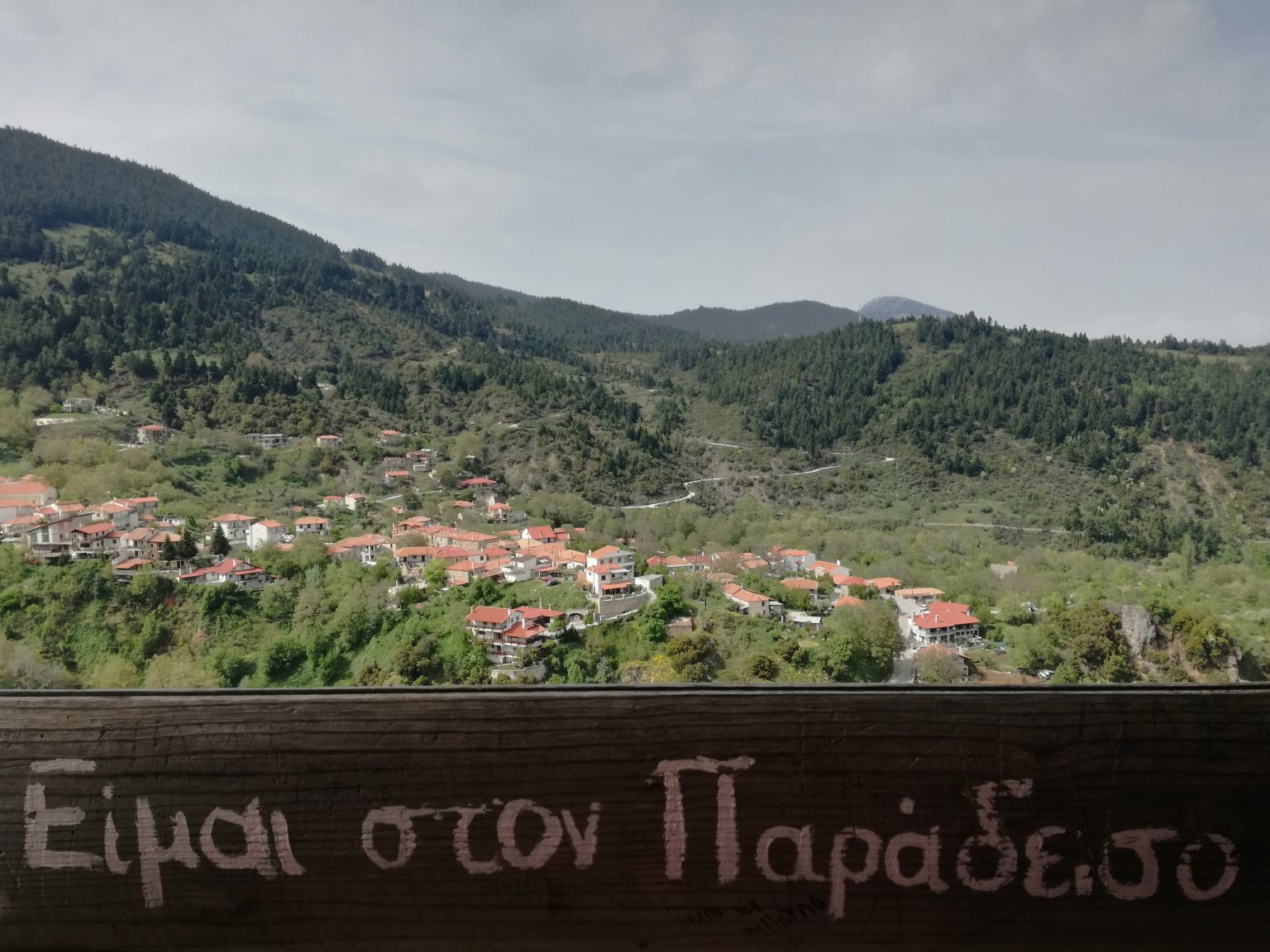 Πώς είναι να μένεις σε ξύλινη καμπίνα στο δάσος της Παύλιανης;