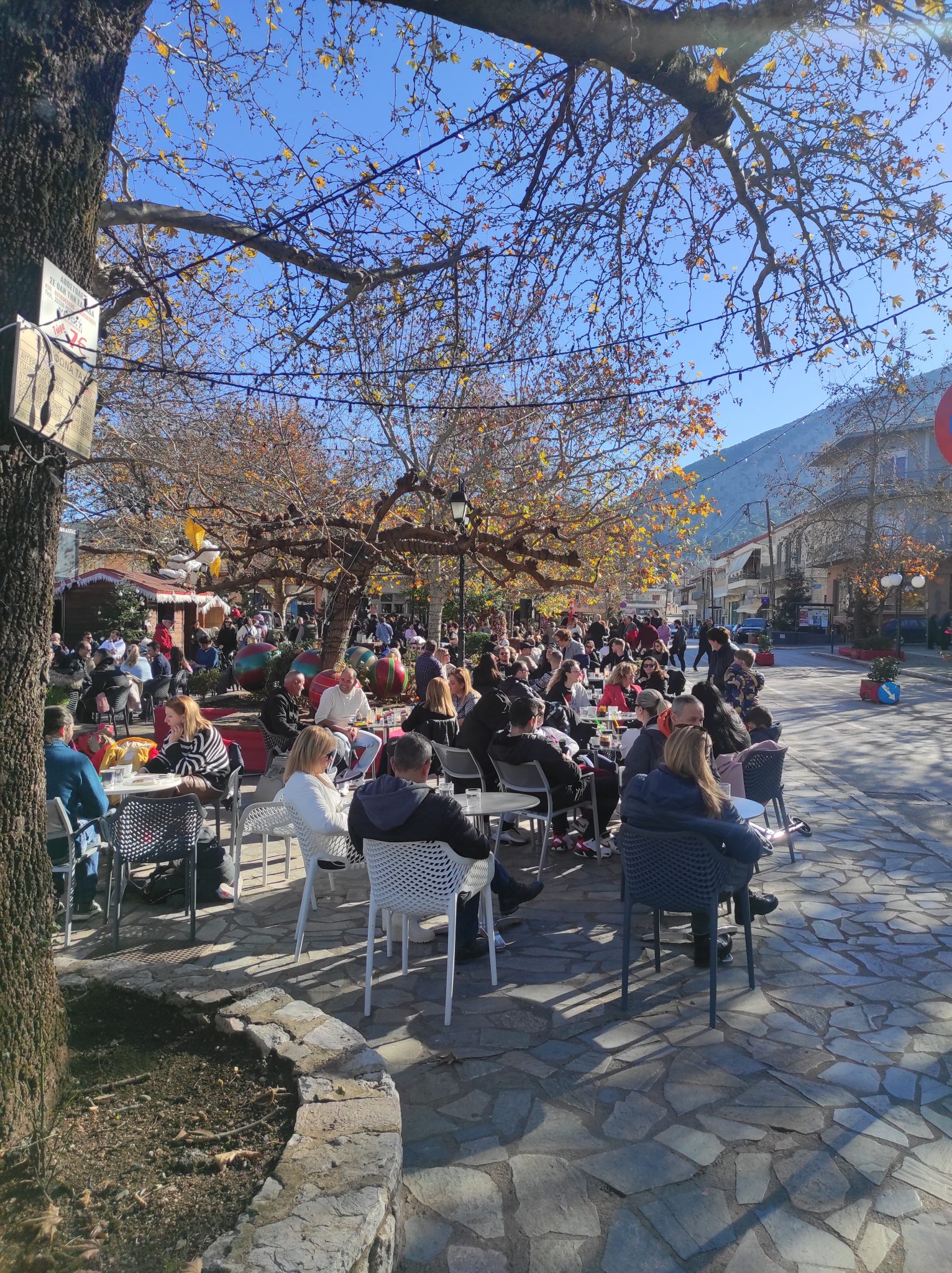 Για καφέ, γλυκό και τοπικά προϊόντα στην Αμφίκλεια