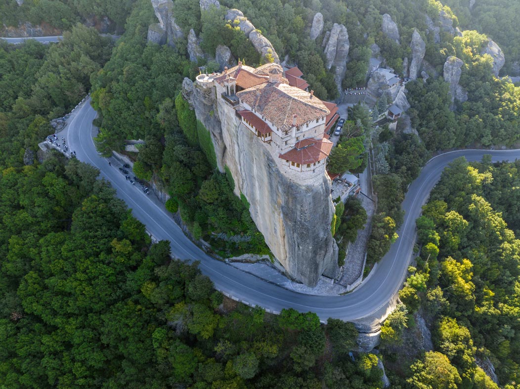 Τα Μετέωρα της Μαρίνας Βερνίκου: Οδοιπορικό στην ιεροσύνη - ΔΙΑΚΟΠΕΣ